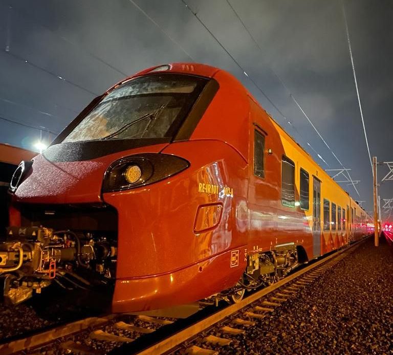 Primul tren electric nou cumpărat în ultimii 20 de ani a ajuns în ...